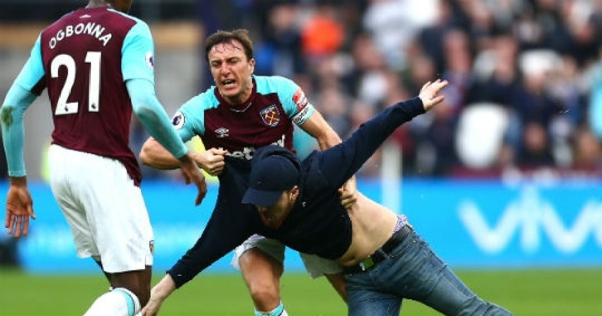 [EPL ISSUE] '안방에서..' 웨스트햄 두 번 울린 최악의 관중 난입..징계 예고