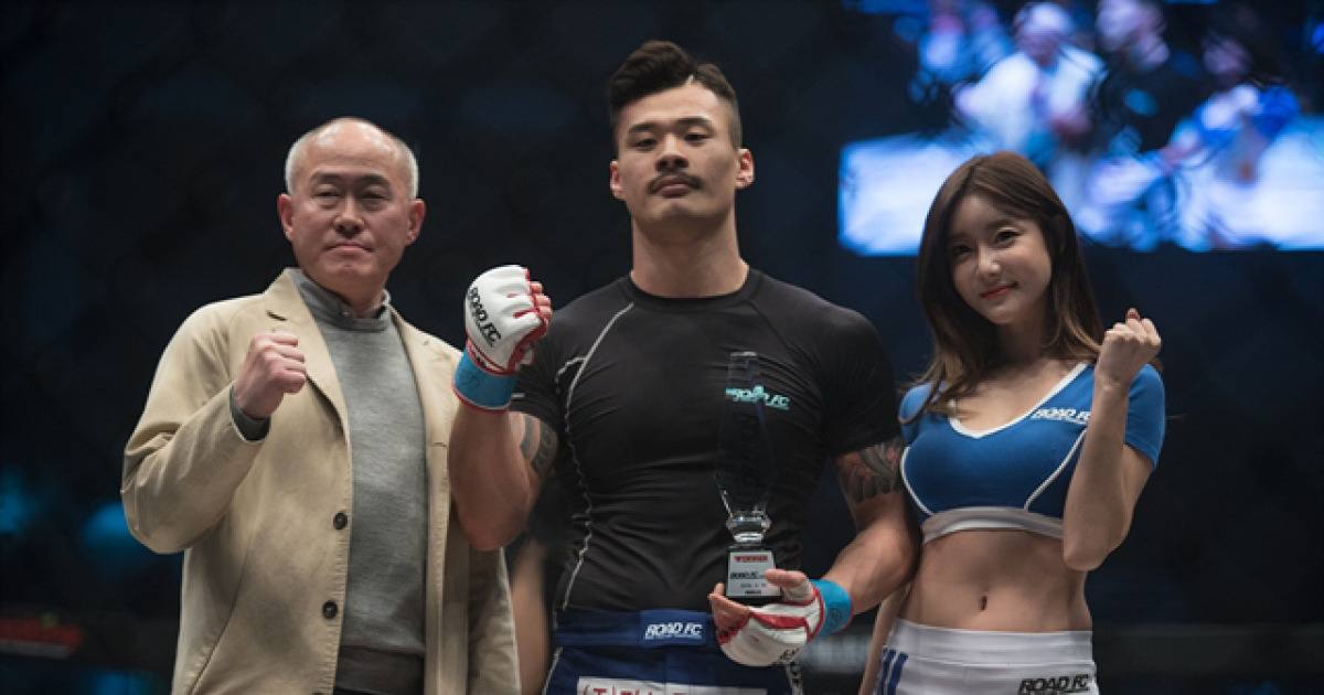 [포토] 기념촬영하는 황인수 - XIAOMI ROAD FC 046 (14)