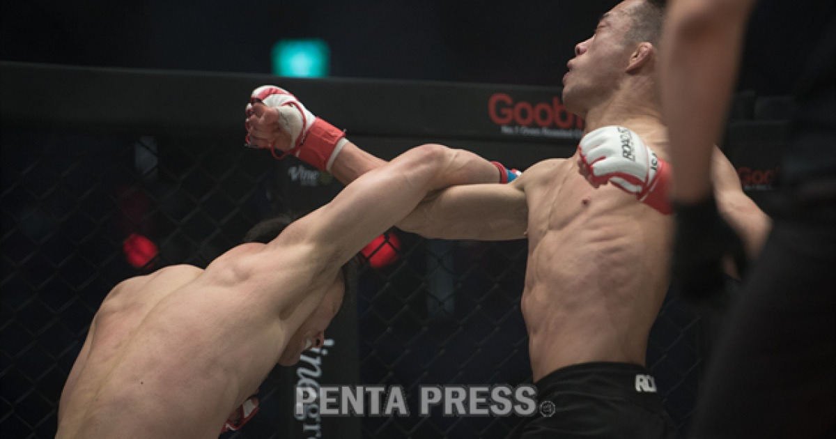 [포토] 카운터 맞는 박해진 - XIAOMI ROAD FC 046 (9)