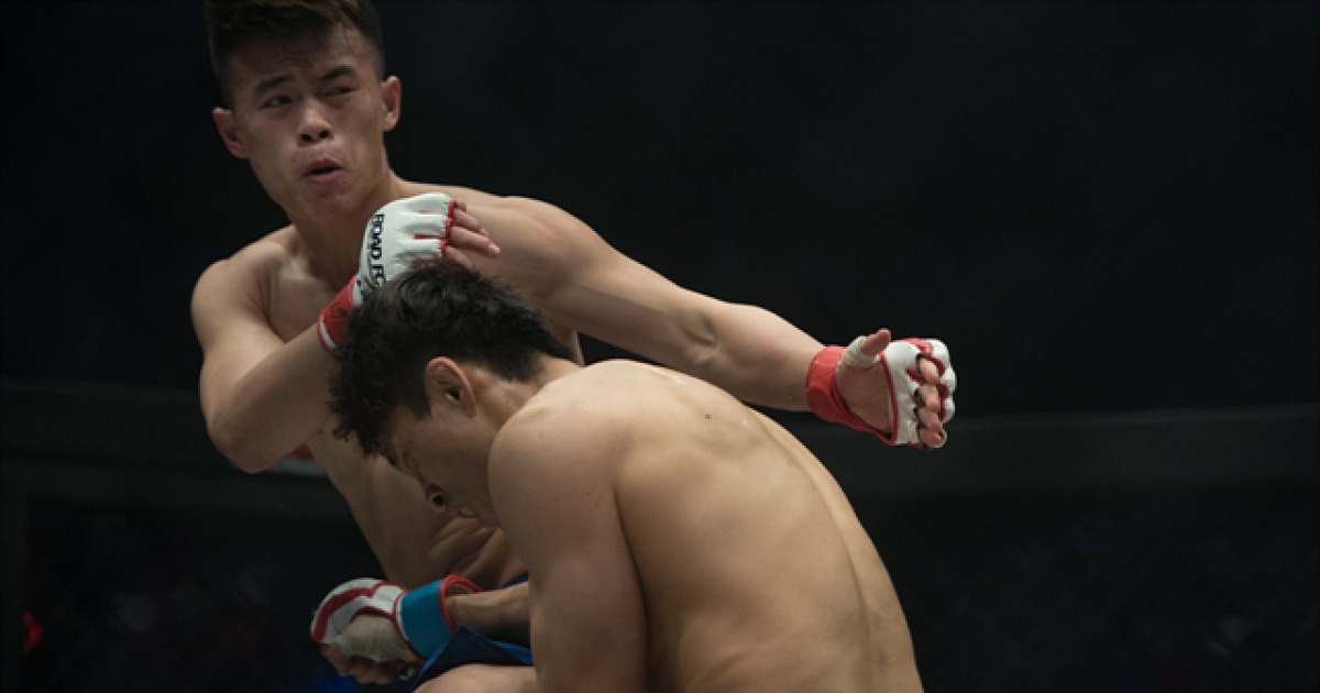 [포토] 경기중인 민경철과 황젠유에 - XIAOMI ROAD FC 046 (3)