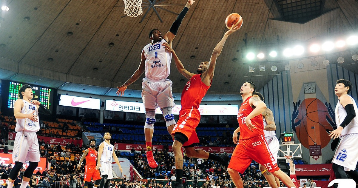 '헤인즈-화이트 64점 합작' SK, KCC 꺾고 2위 확정!