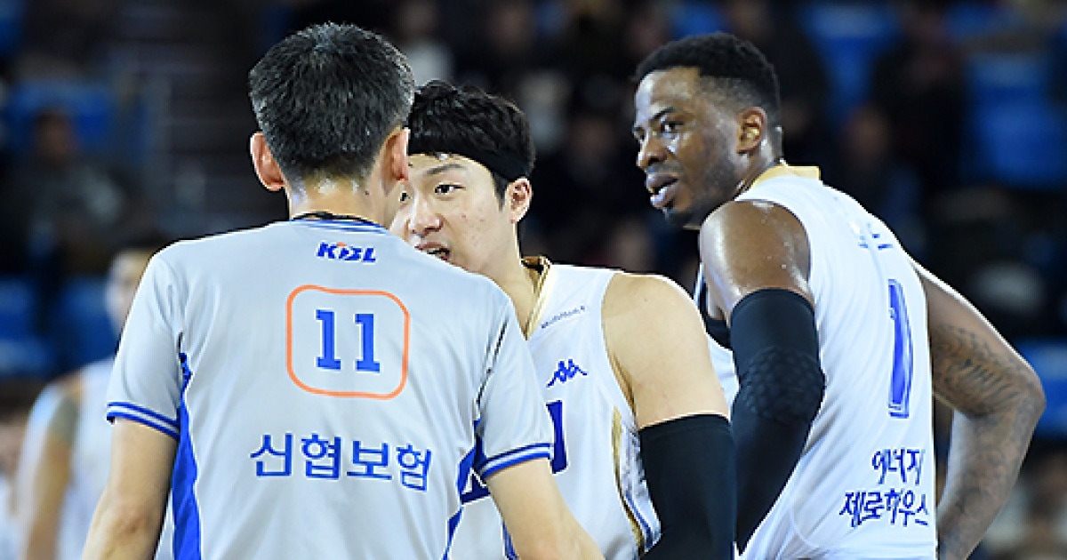 '루틴마저 바꿨지만..' KCC, SK 원정 10연패 수렁