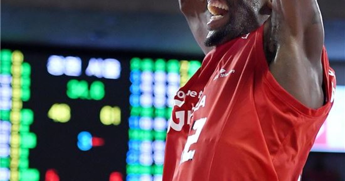 '헤인즈 34점' SK, KCC전 홈 10연승 질주..정규리그 2위 확정