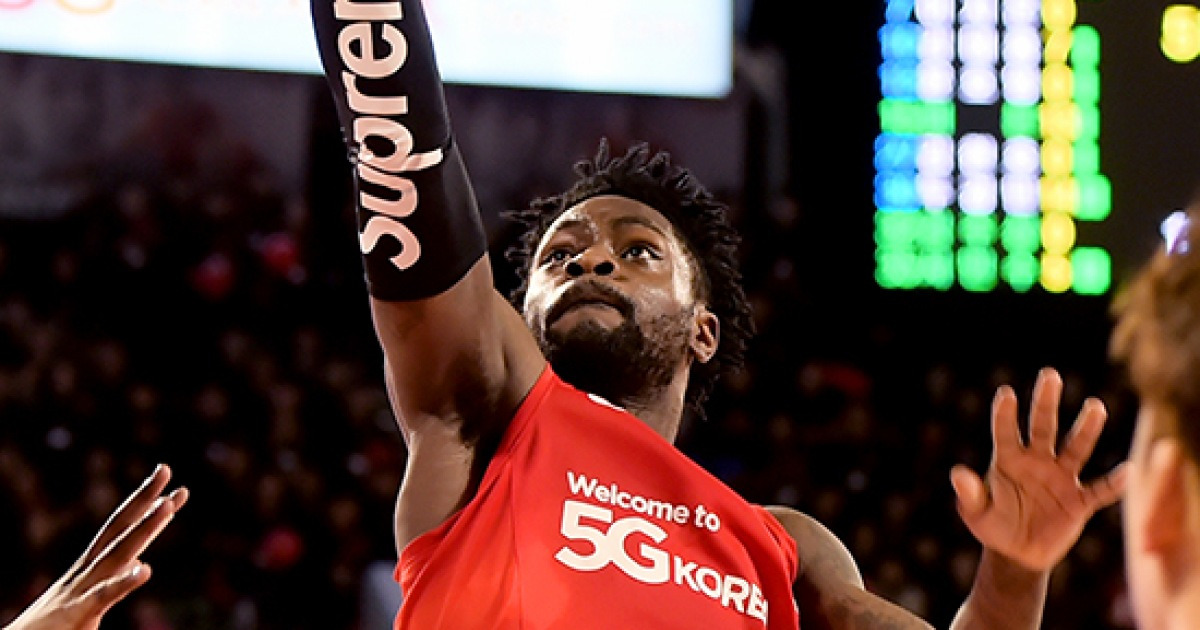 '화이트-헤인즈 맹활약' SK, KCC 꺾고 4강 PO 직행