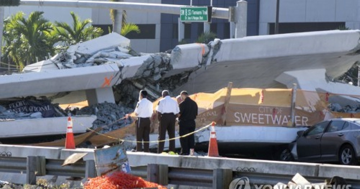 USA MIAMI PEDESTRIAN BRIDGE COLLAPSED