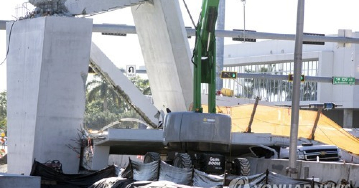 USA MIAMI PEDESTRIAN BRIDGE COLLAPSED