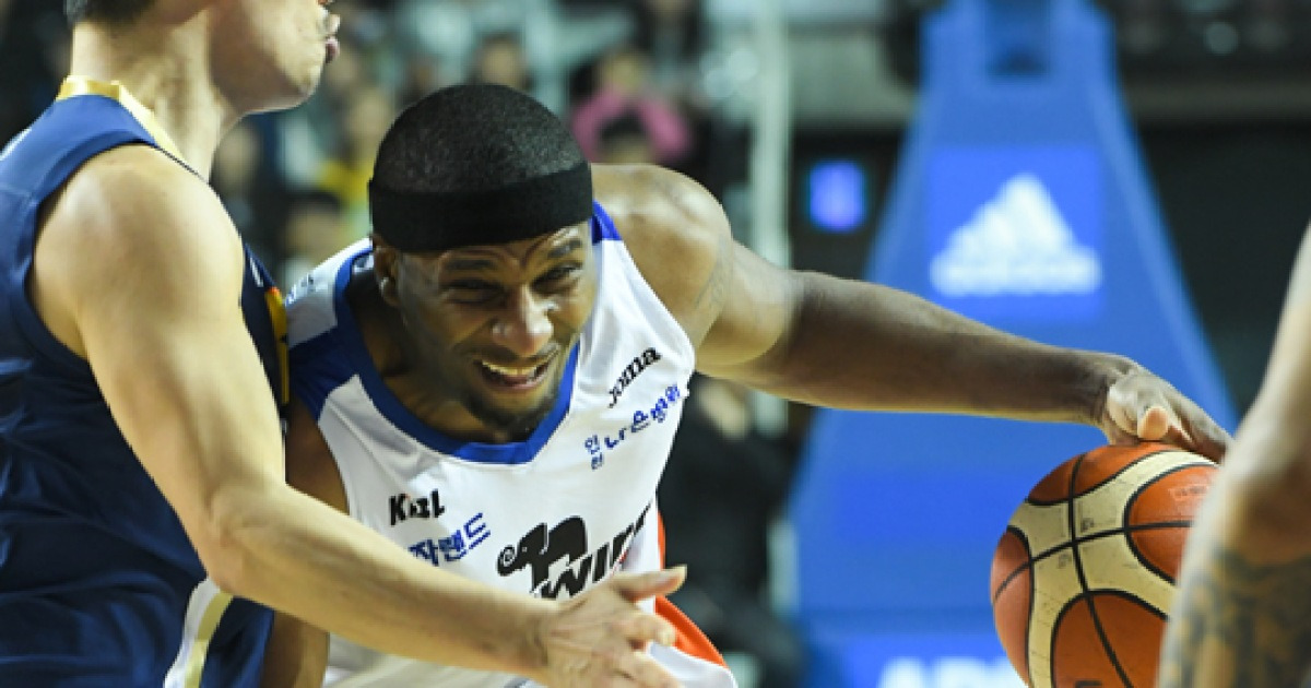 [KBL PO] '브라운 폭발' 전자랜드, KCC에 극적인 역전승