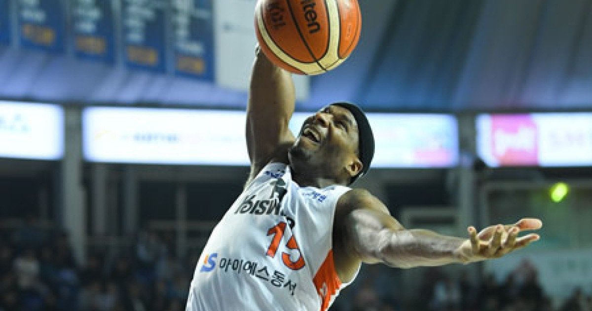 '브라운 위닝샷' 전자랜드, KCC 1점차 제압..6강PO 선승