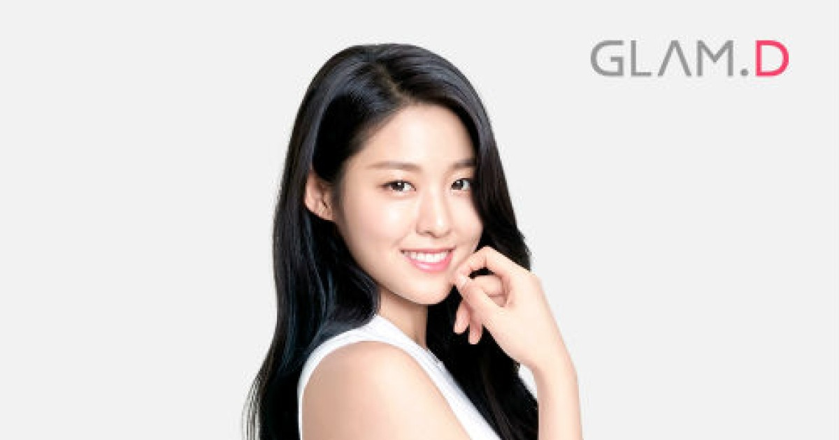 설현 밀착 핫팬츠 입고 몸매 미모 눈길