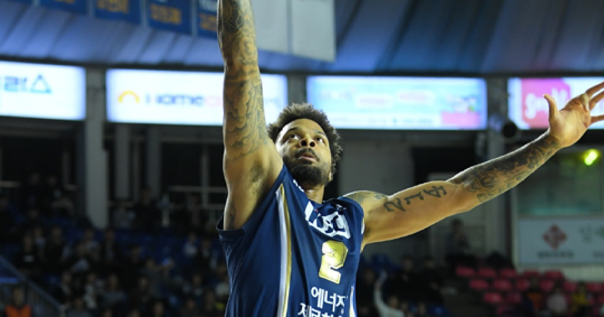 [KBL PO] 에밋·로드 앞세운 KCC, 전자랜드 꺾고 1차전 패배 설욕