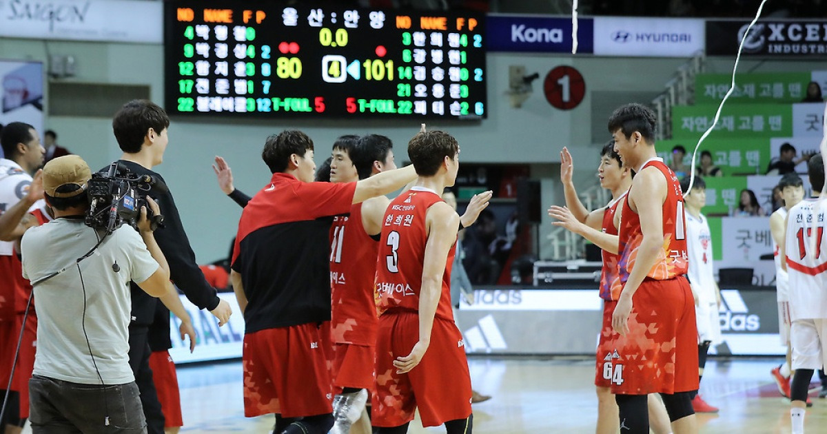 '안방 돌아온' KGC, 현대모비스 꺾고 4강까지 1승