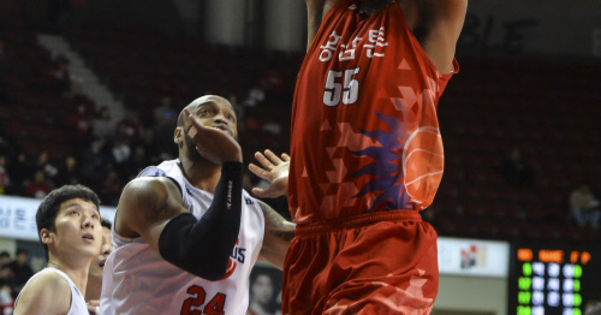 오세근 부상 악재 극복한 KGC인삼공사, 4강 PO까지 '-1'