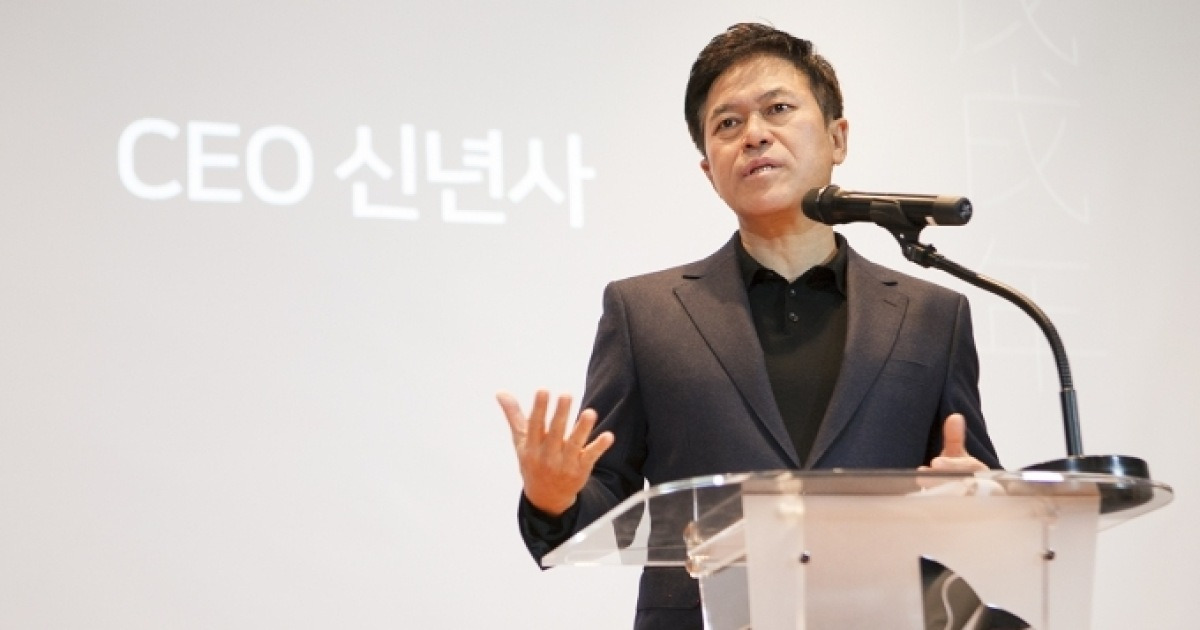 박정호 SKT "ADT캡스 인수-중간지주사 검토"