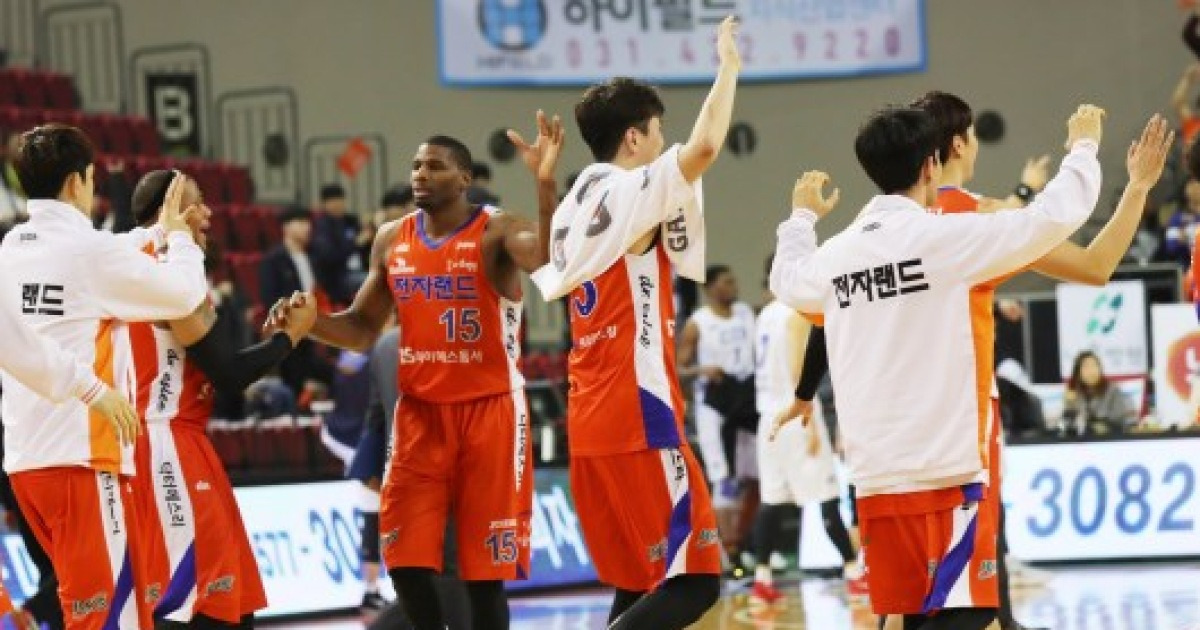 [포토]인천 전자랜드, 전주 KCC 100:93 승리
