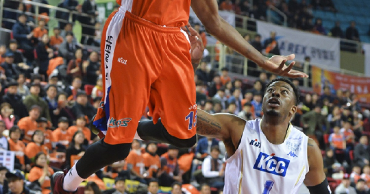 [KBL PO] '브라운+국내선수 활약' 전자랜드, KCC 꺾고 71.4% 확률 얻어내