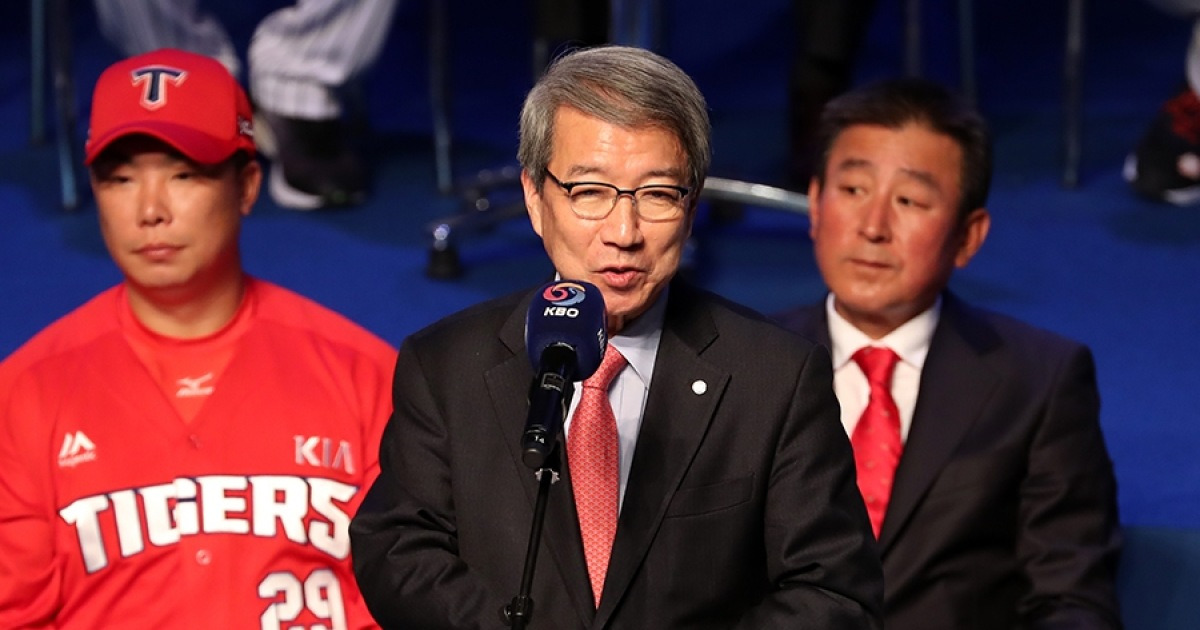 [포토S] 인사하는 정운찬 KBO 커미셔너