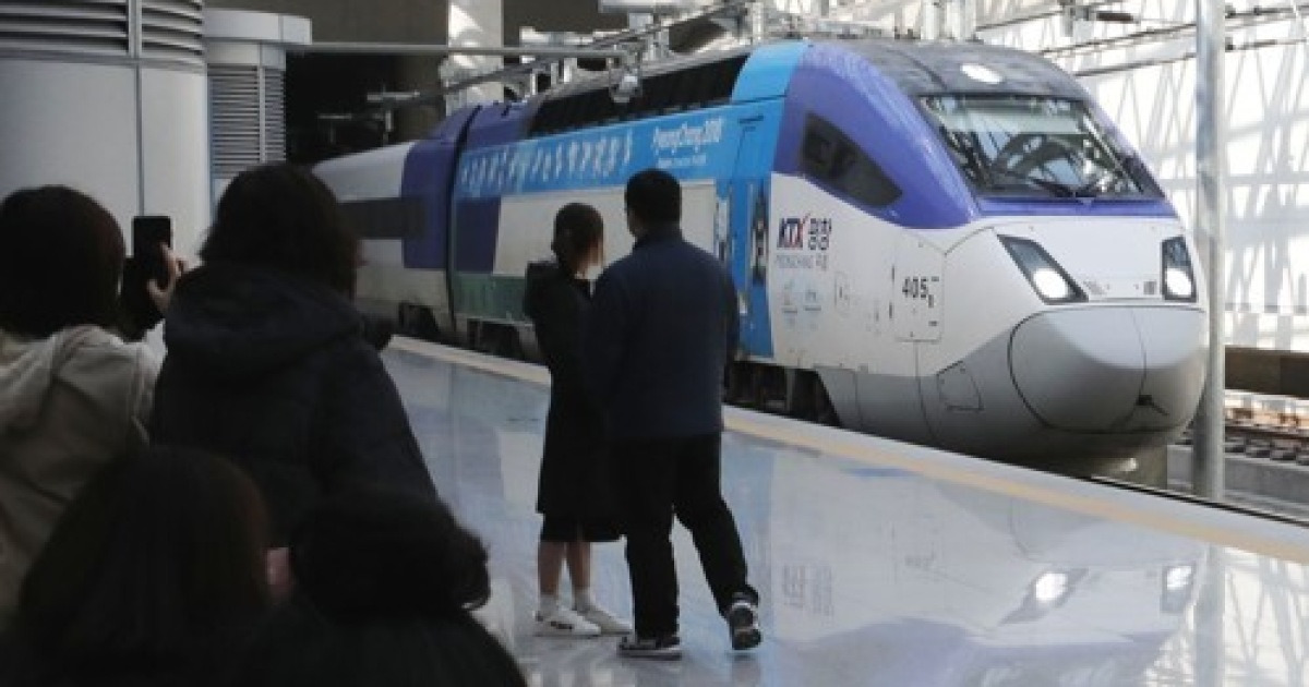 인천공항역에 진입하는 KTX