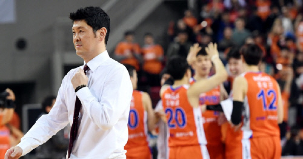 [포토] KCC 추승균 감독, 93-100 완패라니..
