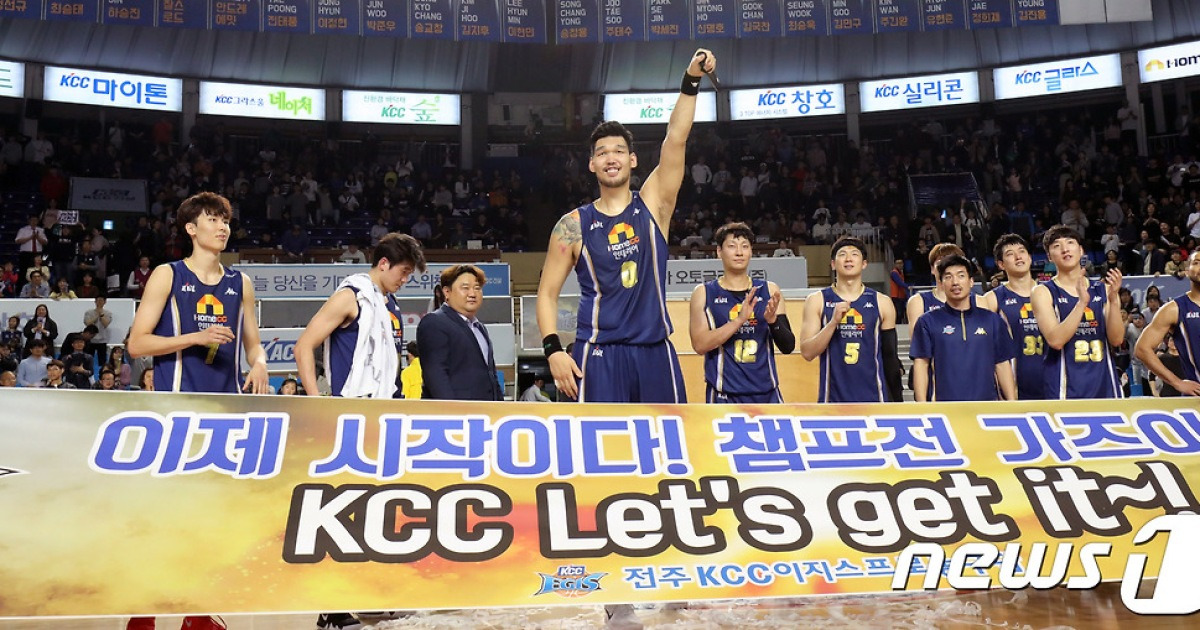 KCC 하승진 '챔피언 가즈아!'