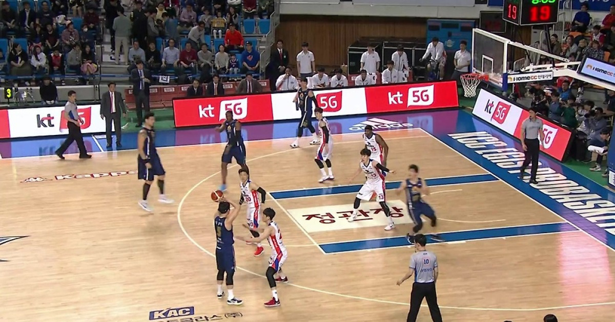 KCC, 전자랜드 꺾고 4강 진출..SK와 4강 PO 격돌