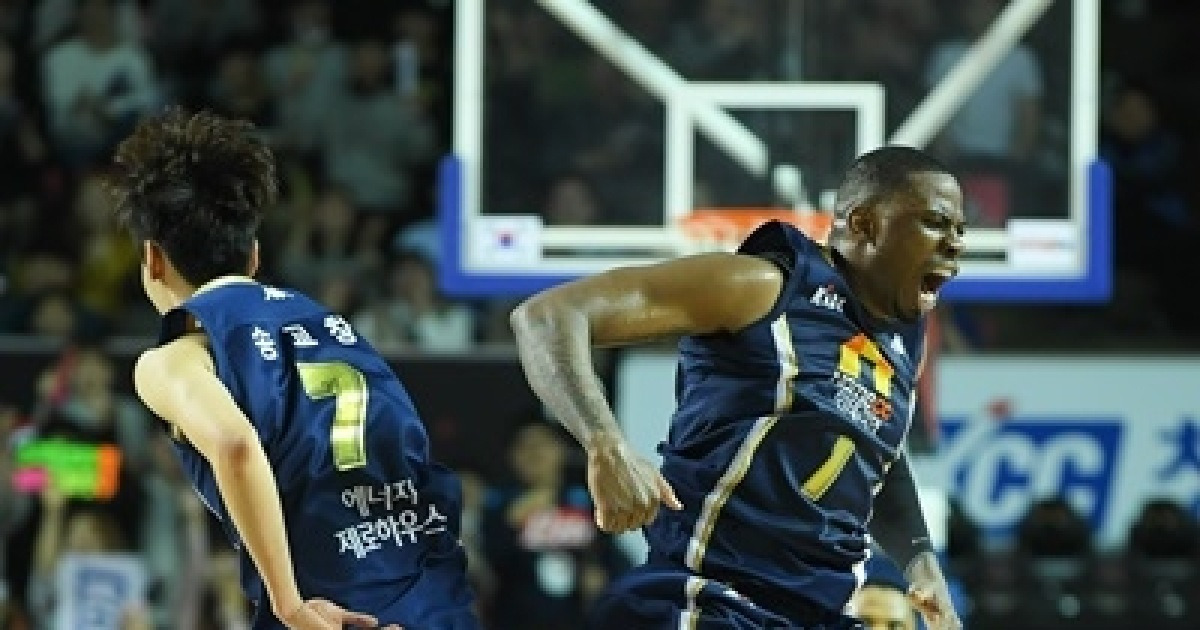 'SK 나와' KCC, 6강 PO 5차전서 전자랜드 꺾고 4강 진출