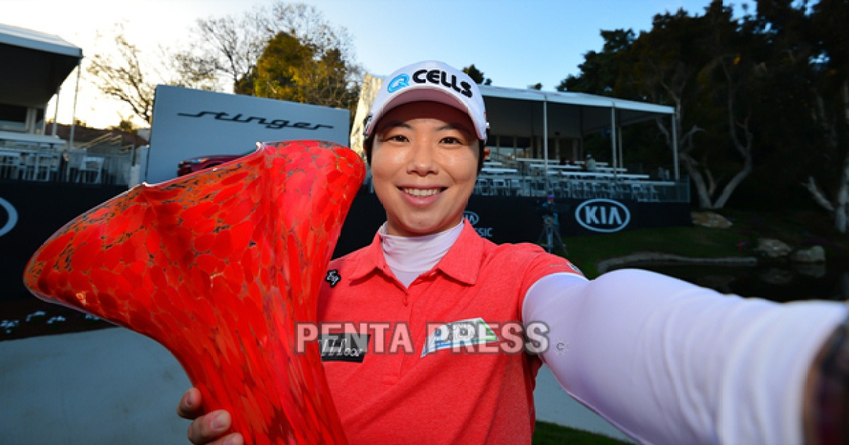 [포토] 우승셀카 찍는 지은희 - 2018 LPGA KIA 클래식 (39)