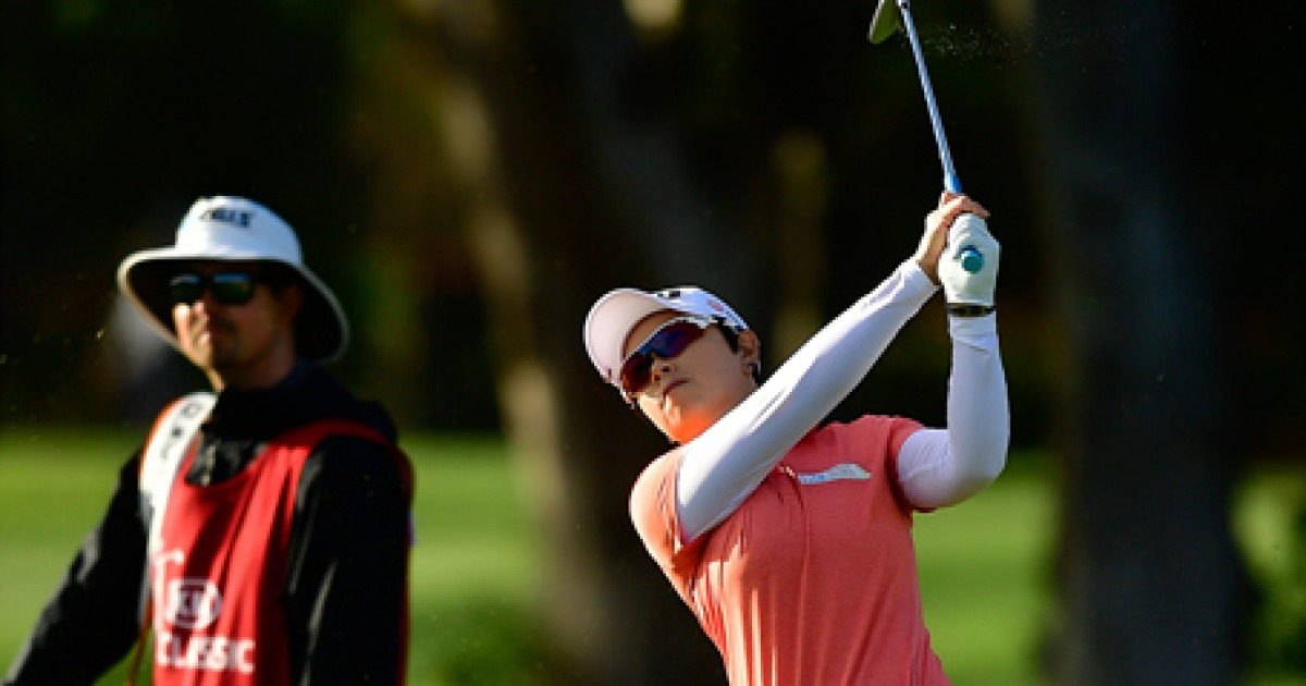 [포토] 공 바라보는 지은희 - 2018 LPGA KIA 클래식 (19)