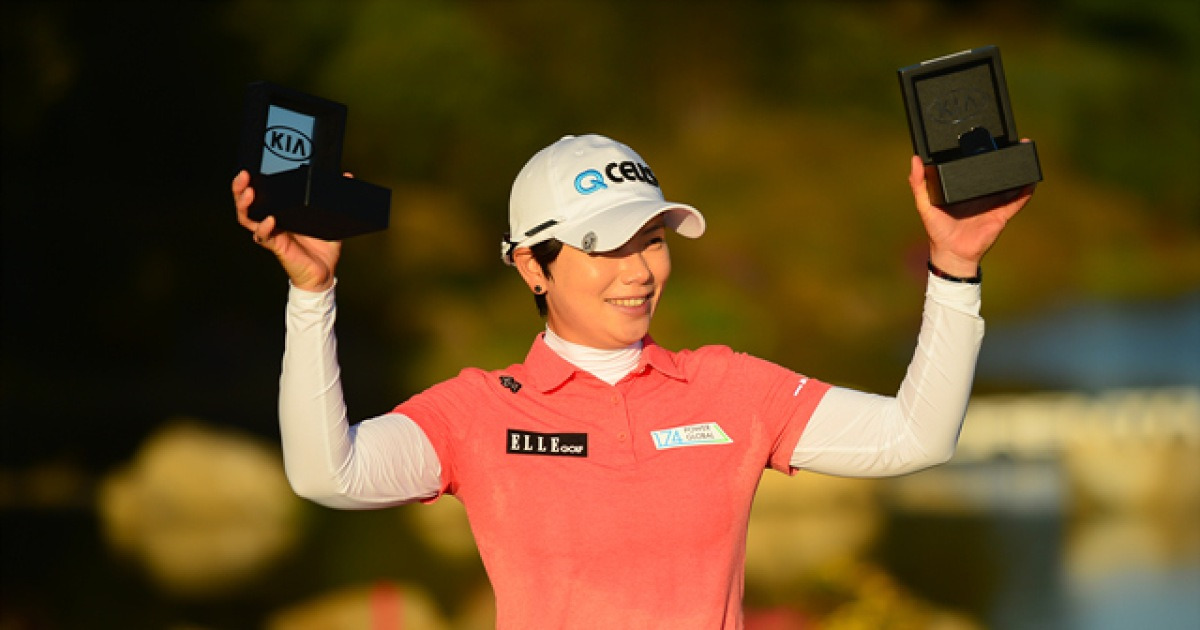 [포토] 차 두대 받은 지은희 - 2018 LPGA KIA 클래식 (35)