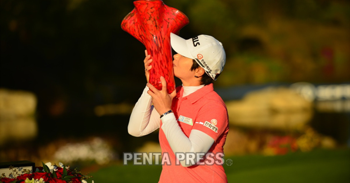 [포토] 트로피에 키스하는 지은희 - 2018 LPGA KIA 클래식 (37)