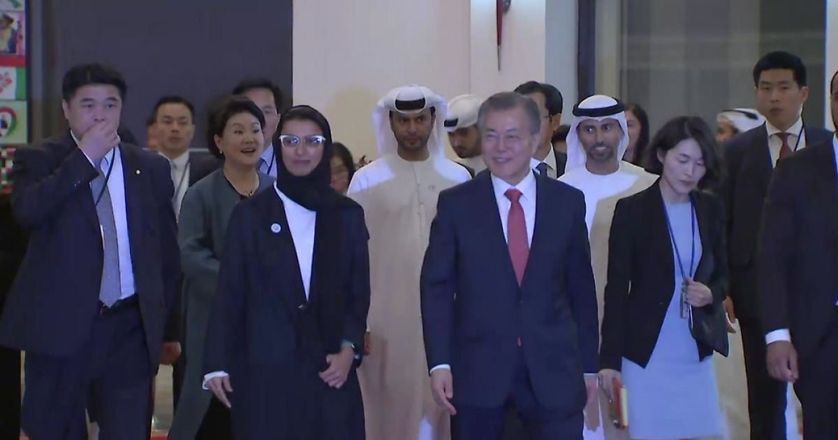 UAE 왕세제, 文 대통령 내외 사저 초청..세 딸·손자 13명 소개