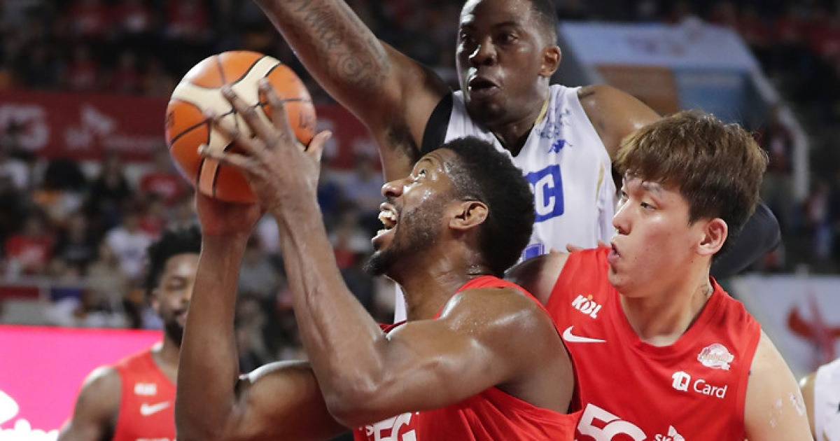 헤인즈 공백 없었다..SK, 4강 1차전서 KCC 제압