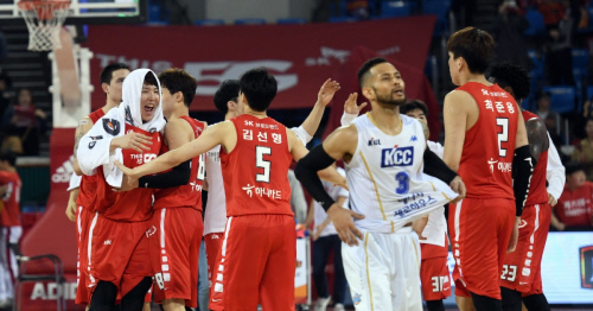 [포토]4강 플레이오프 1차전 SK, KCC에 역전승