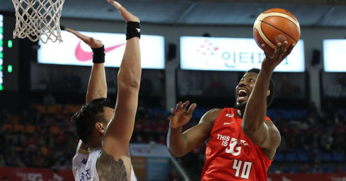 '긴급 수혈' 메이스 대활약 SK, KCC 꺾고 4강 PO 첫 승