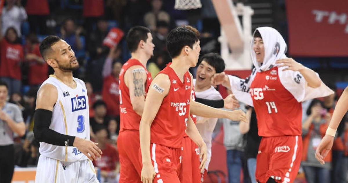 [사진]희비교차하는 SK-KCC 4강 PO 1차전
