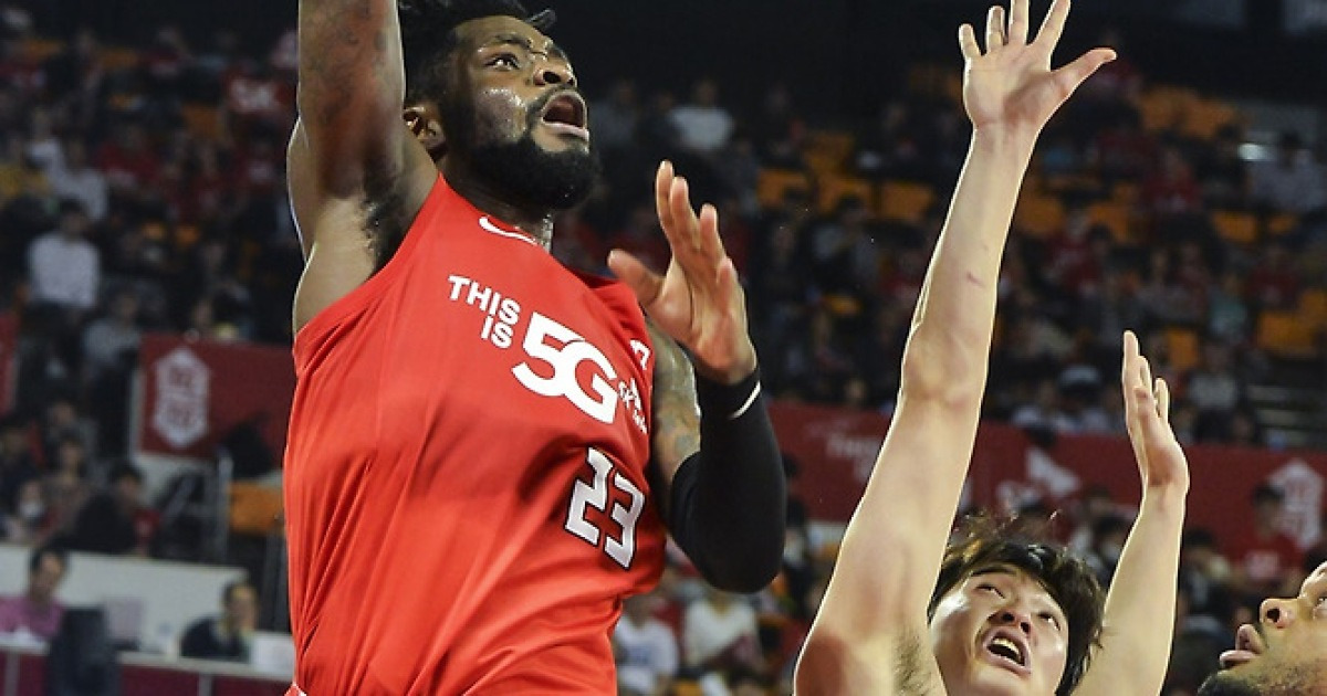 '메이스·화이트 44점' SK, KCC에 4강 PO 1차전 승리