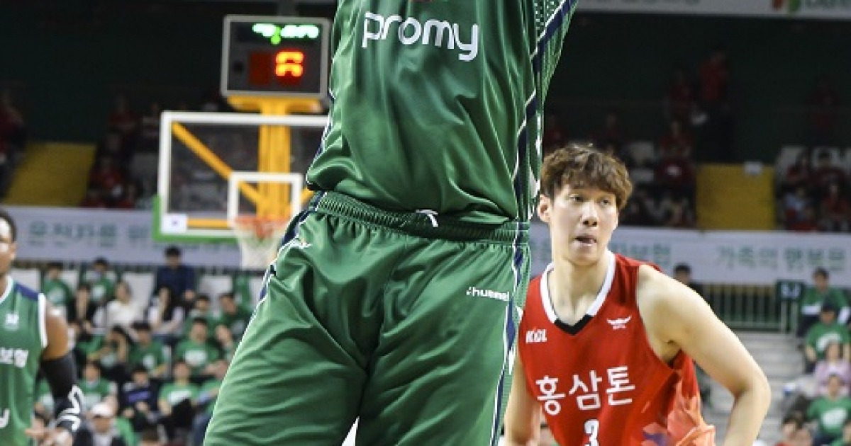[KBL PO] 골밑 접수한 벤슨, 사이먼 상대로 공수 모두 압도 '신바람'