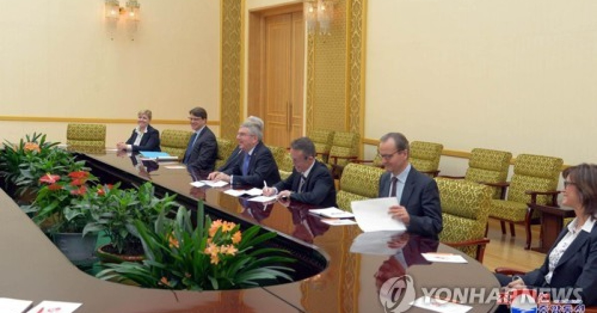 김일국 북한 체육상과 면담하는 바흐 IOC 위원장