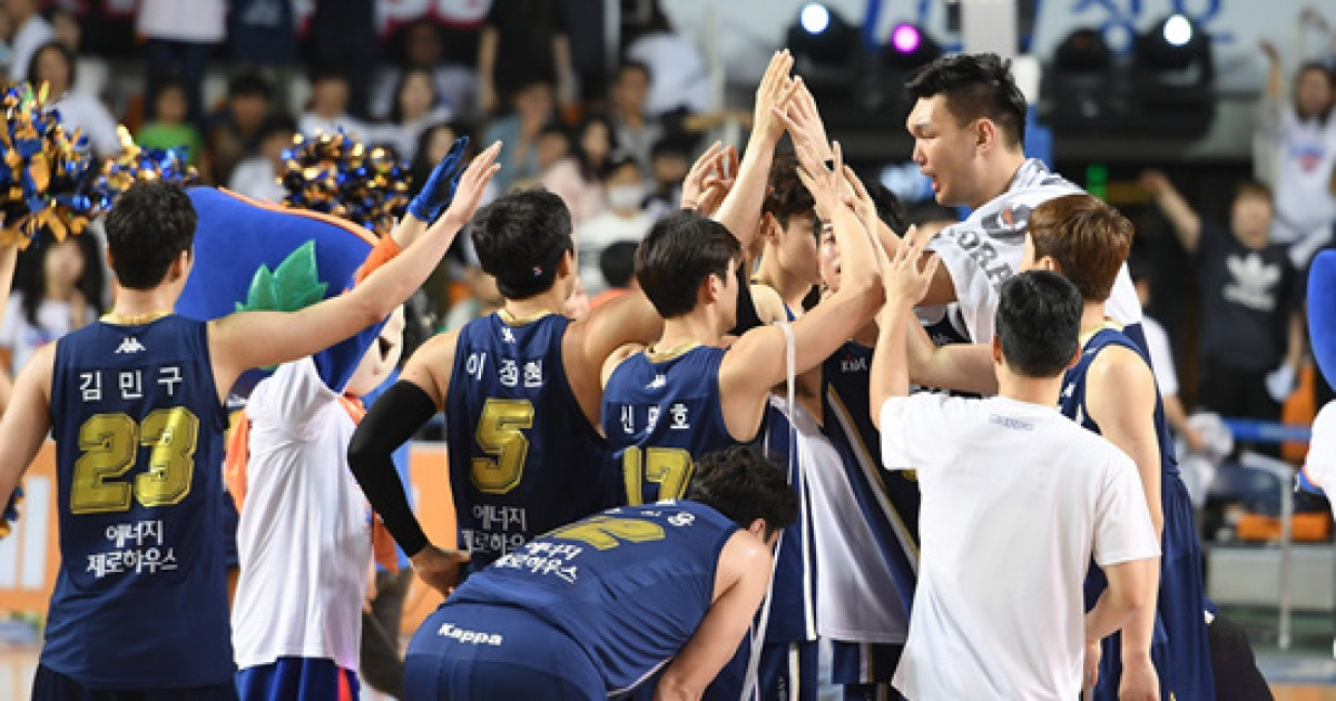 [JB포토화보] 4강 PO 3차전 KCC, SK에 90-79로 홈 승리