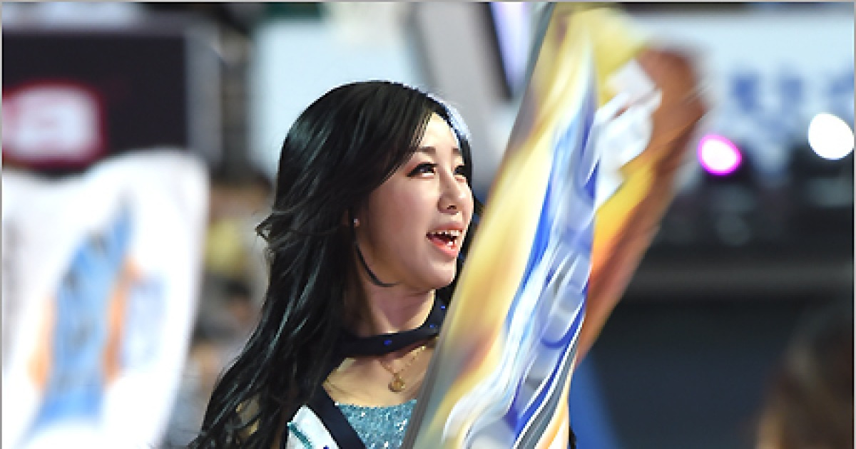 [MD포토] KCC 치어리더 '화려한 깃발 응원'