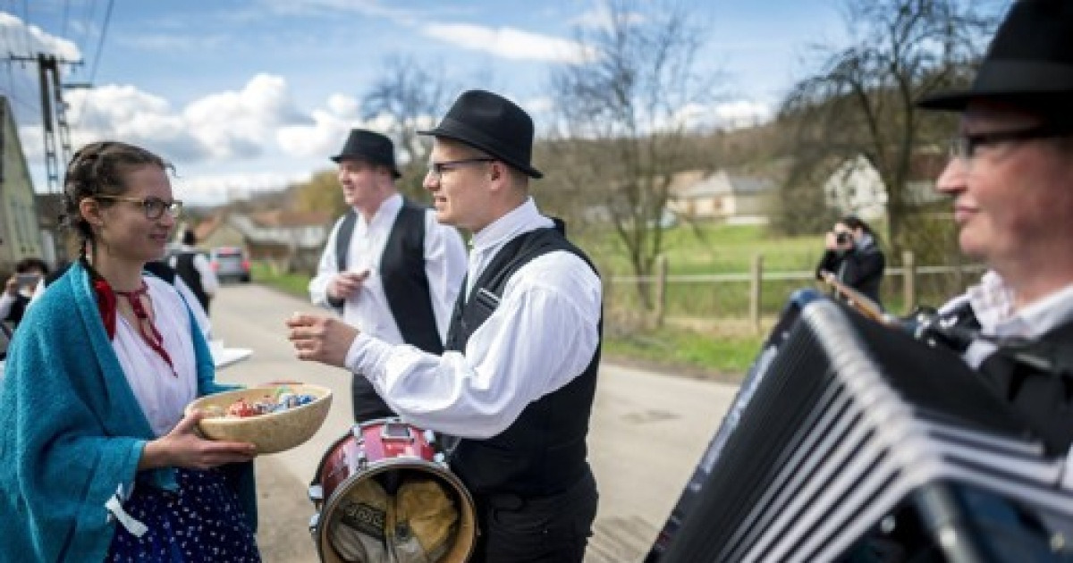 HUNGARY EASTER TRADITION