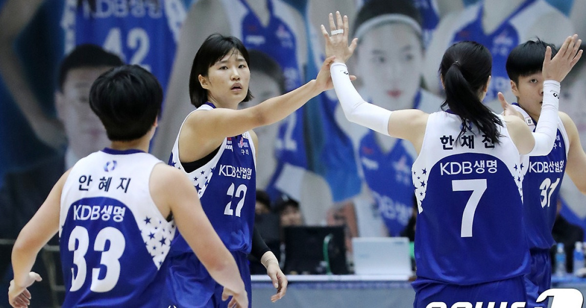 WKBL, KDB생명 위너스 여자농구단 감독 모집 공고