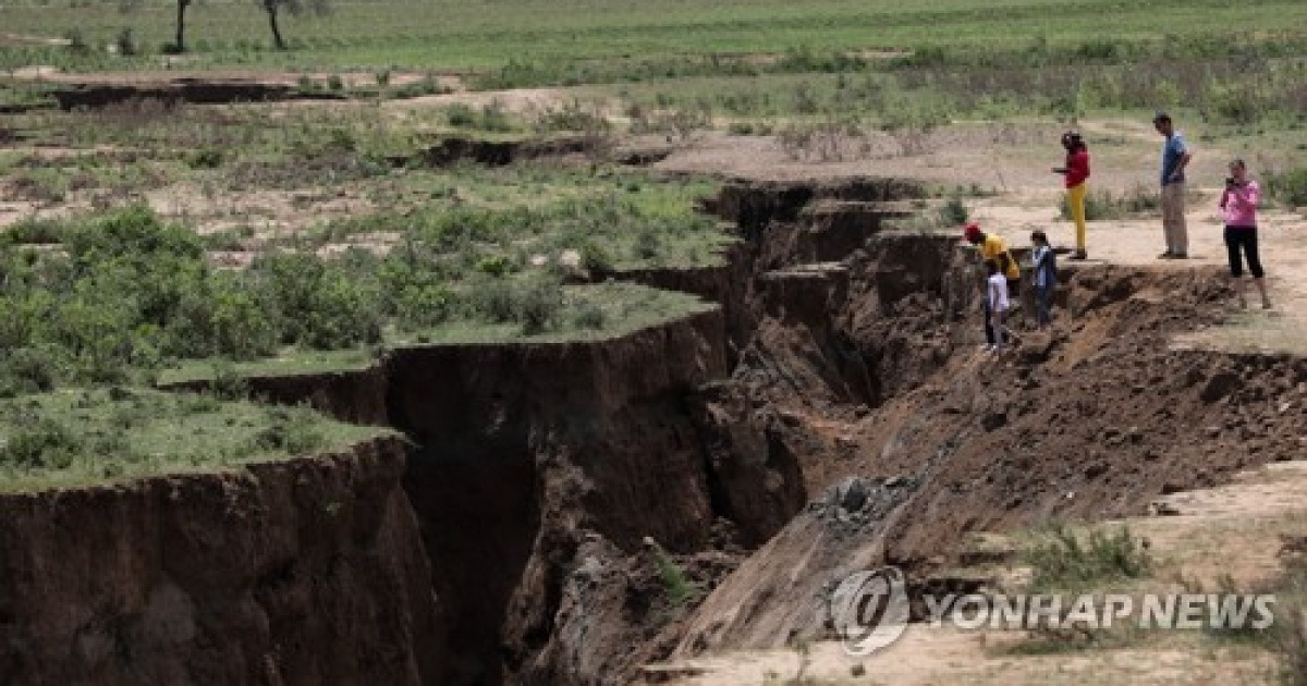 KENYA RIFT VALLEY CRACK