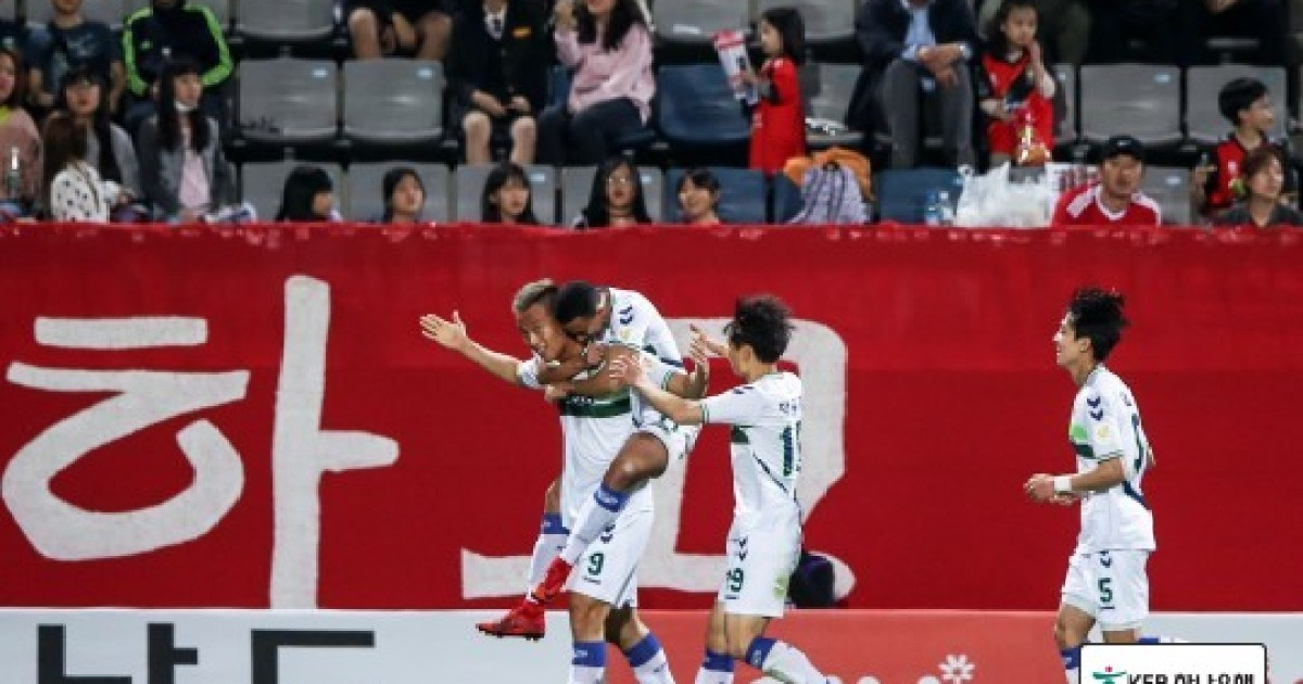 [K리그1 6R] '김신욱 멀티골' 전북, 경남 4-0 완파..리그 선두 도약