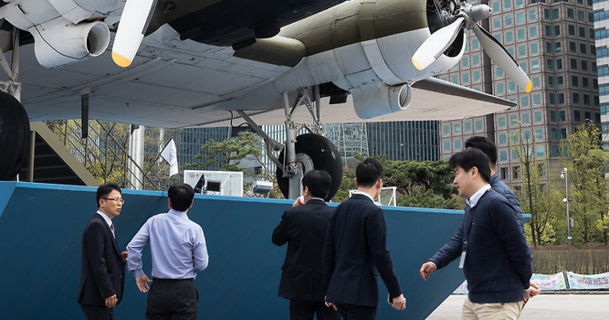 C-47 비행기 전시관 바라보는 시민들