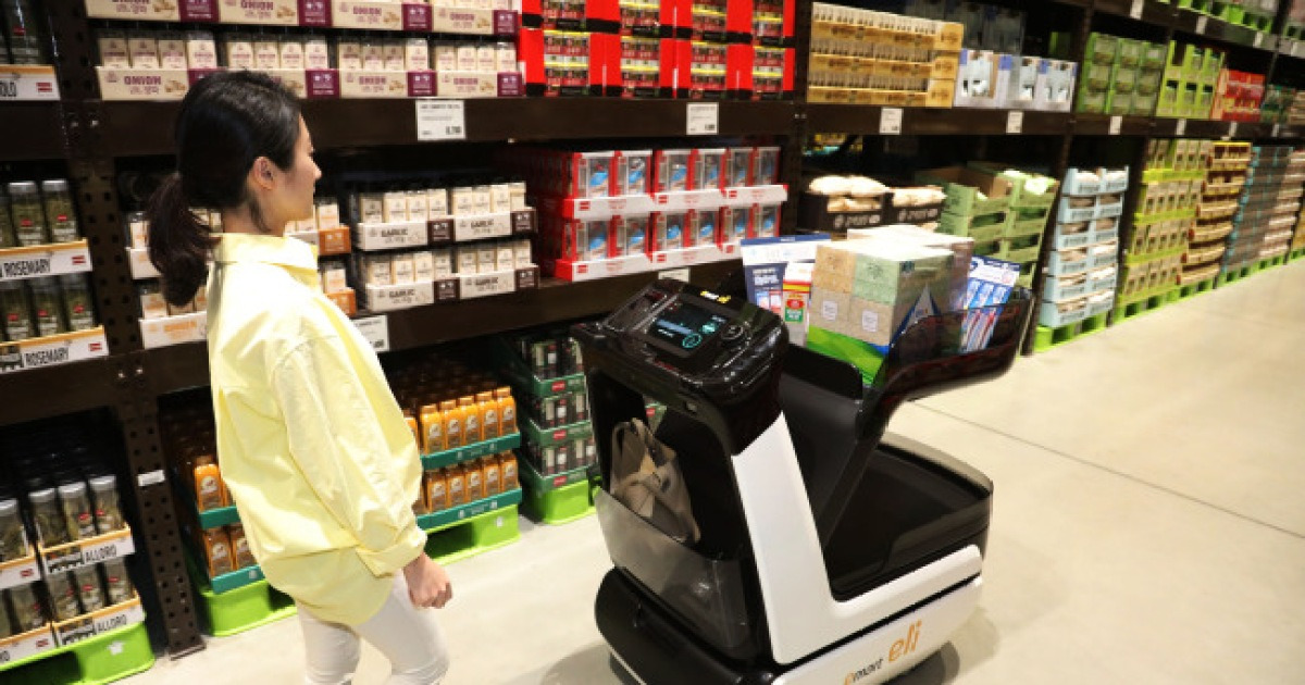 E-mart unveils autonomous shopping cart Eli for test run