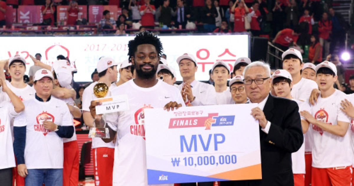 [포토] SK 화이트, 챔프전 MVP의 영예~!