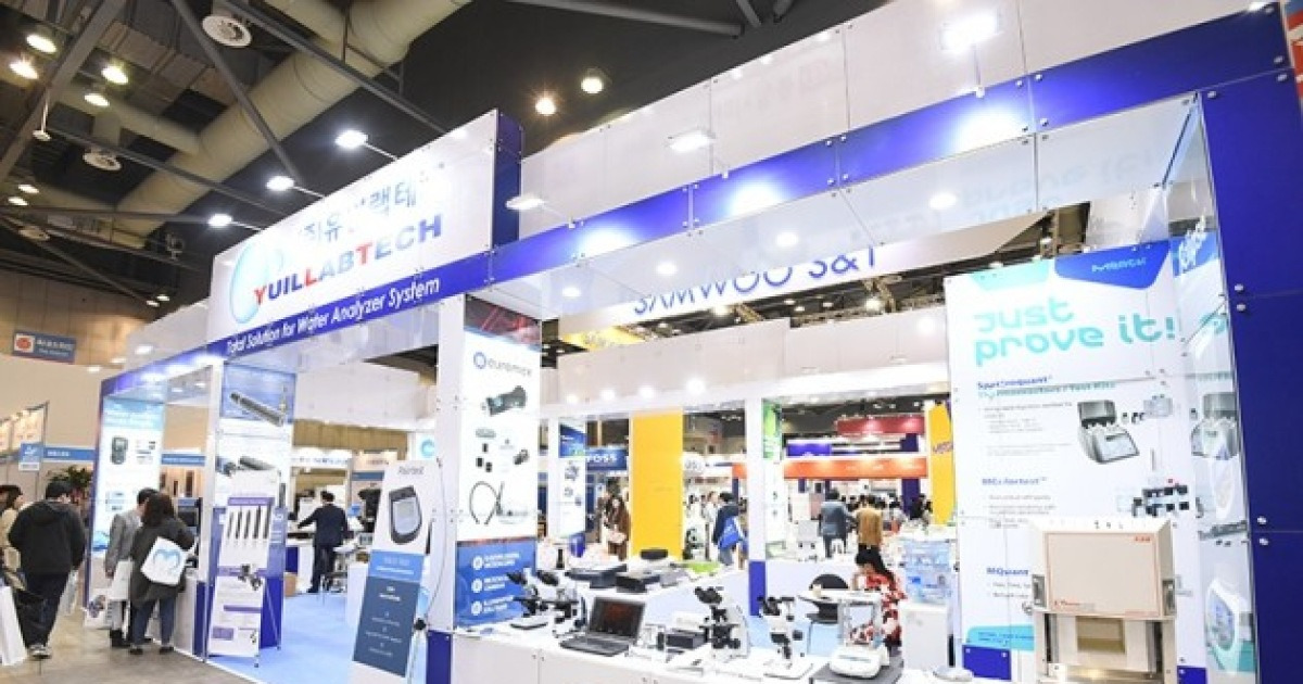 [포토] 분광 광도계 선보이는 유일랩테크 (KOREA LAB 2018)