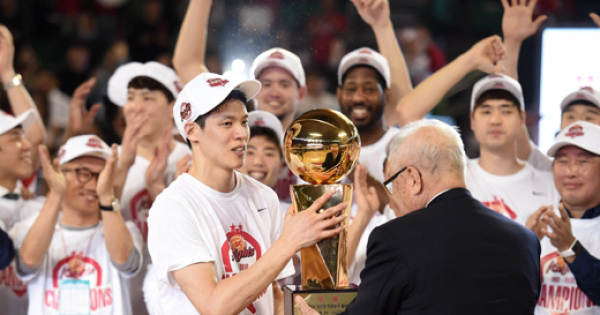 [MD포토] 김선형 'KBL 처음 들어보는 우승 트로피'
