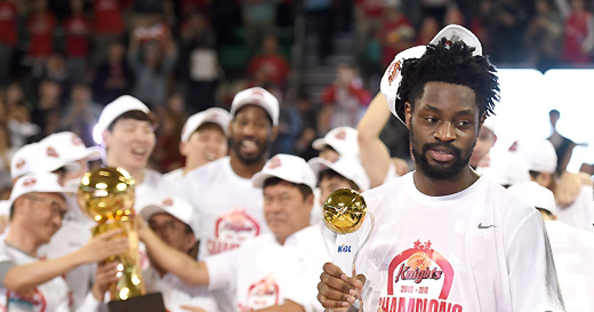 [MD포토] 화이트 '우승에 MVP까지'