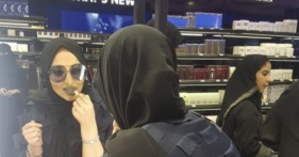 Saudi Women Eying Makeup